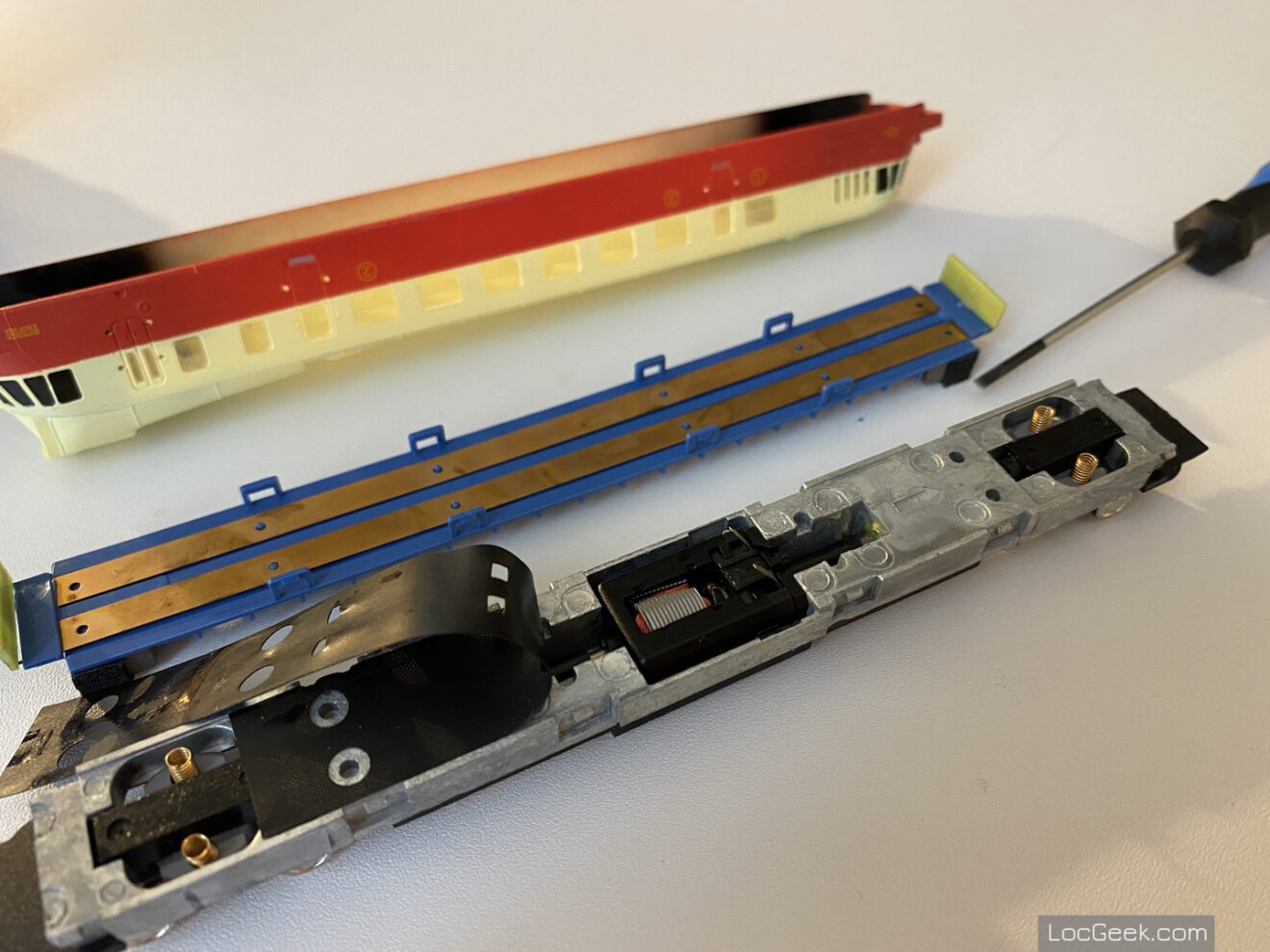 Sound and light on an N-scale SNCF Artrain ABJ3 unit | LocGeek